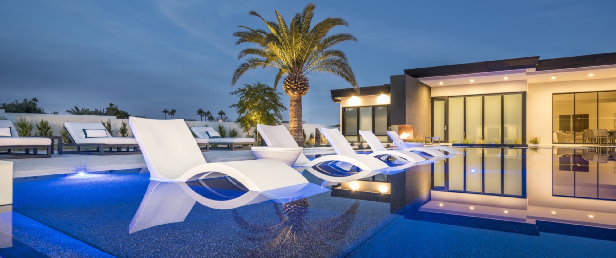 Infinity Edge Pool & Modern Perimeter Overflow Spa | Paradise Valley ...