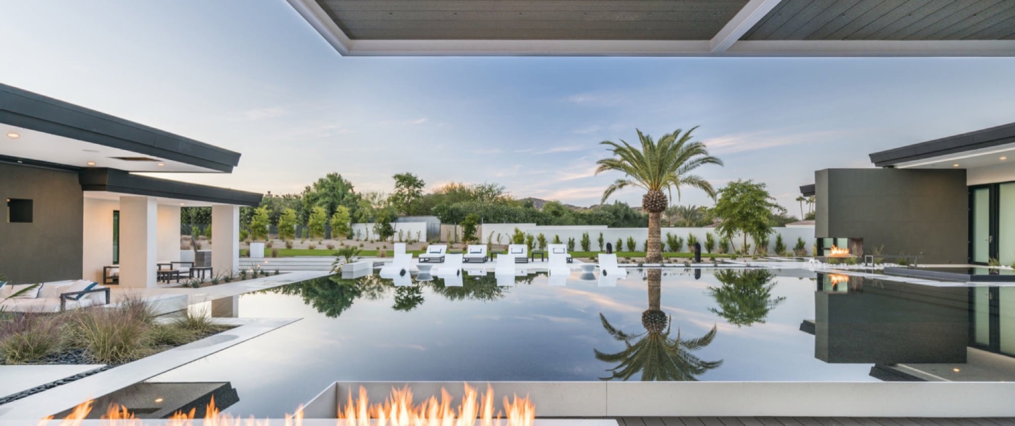 Infinity Edge Pool & Modern Perimeter Overflow Spa | Paradise Valley ...