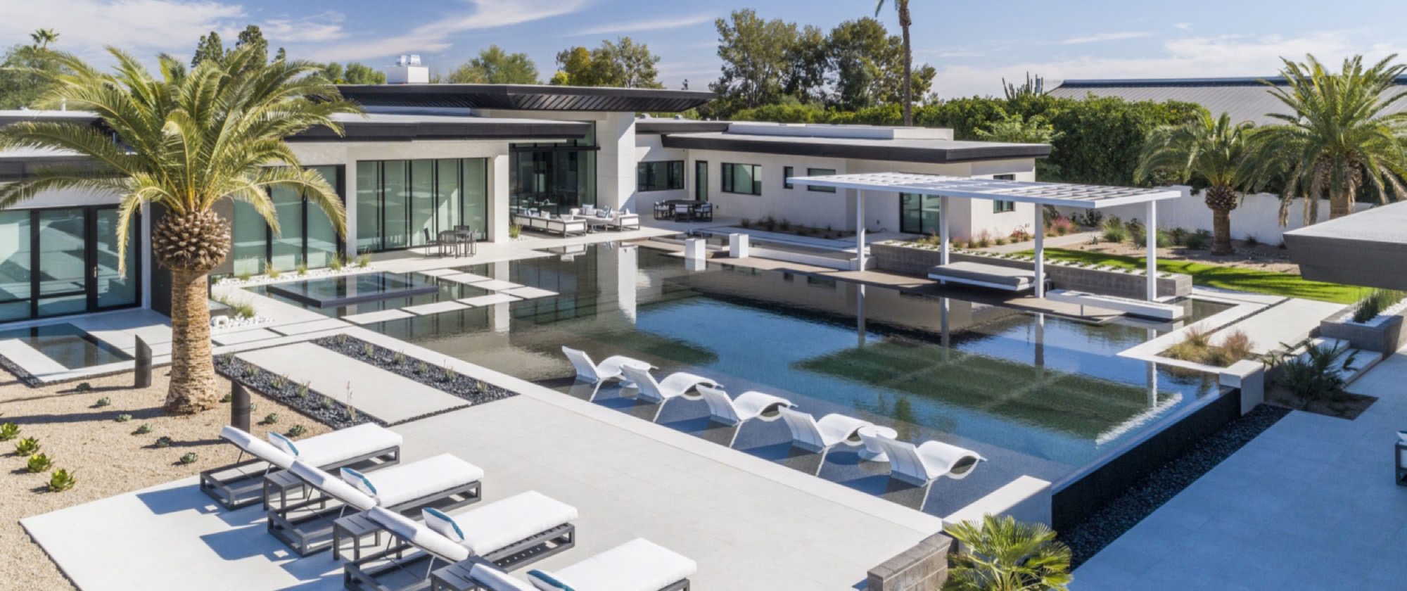 Infinity Edge Pool & Modern Perimeter Overflow Spa | Paradise Valley ...