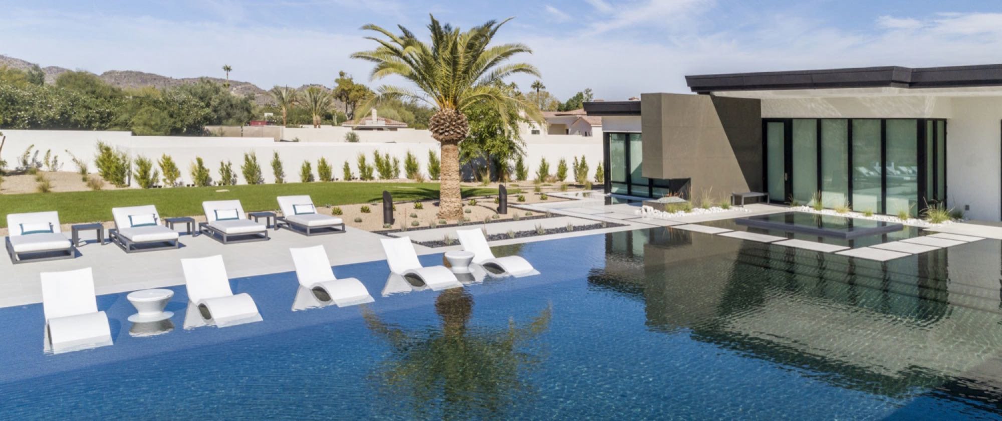 Infinity Edge Pool & Modern Perimeter Overflow Spa | Paradise Valley ...